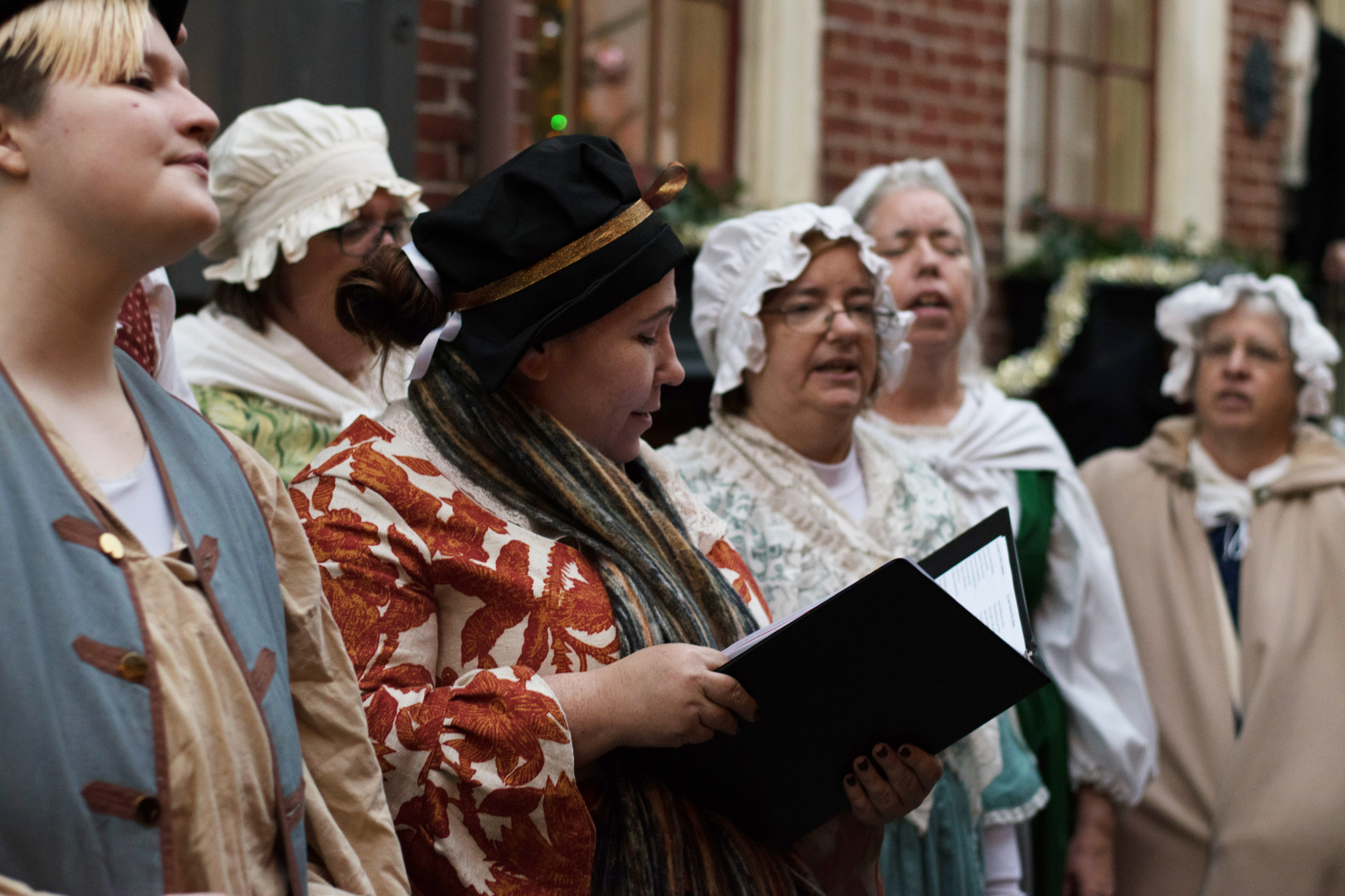 Live in Philly: Elfreth’s Alley in Old City hosts holiday celebration ...